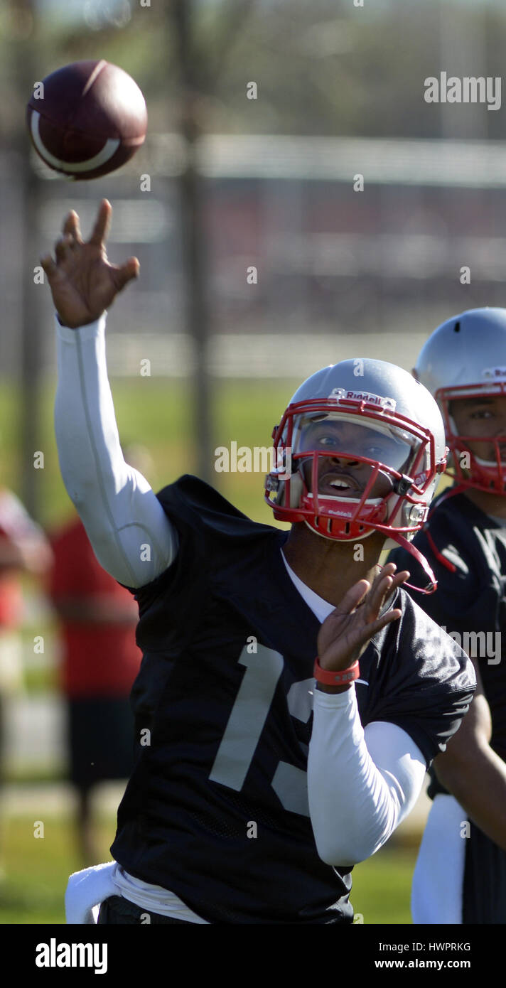 Usa. 22nd Mar, 2017. SPORTS -- UNM quarterback Lamar Jordan, 13, passes ...