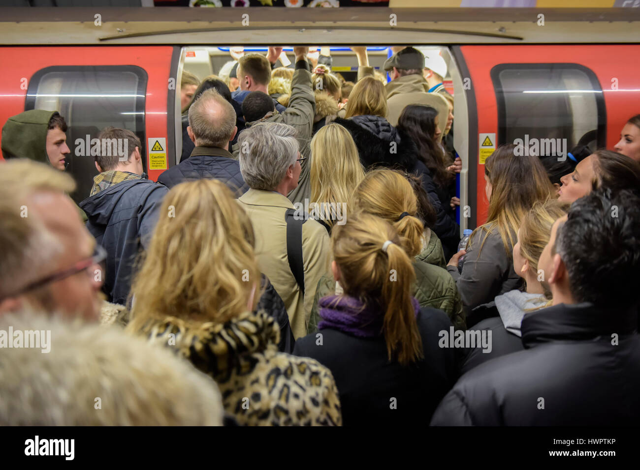 Overcrowded train platform, london hi-res stock photography and images ...