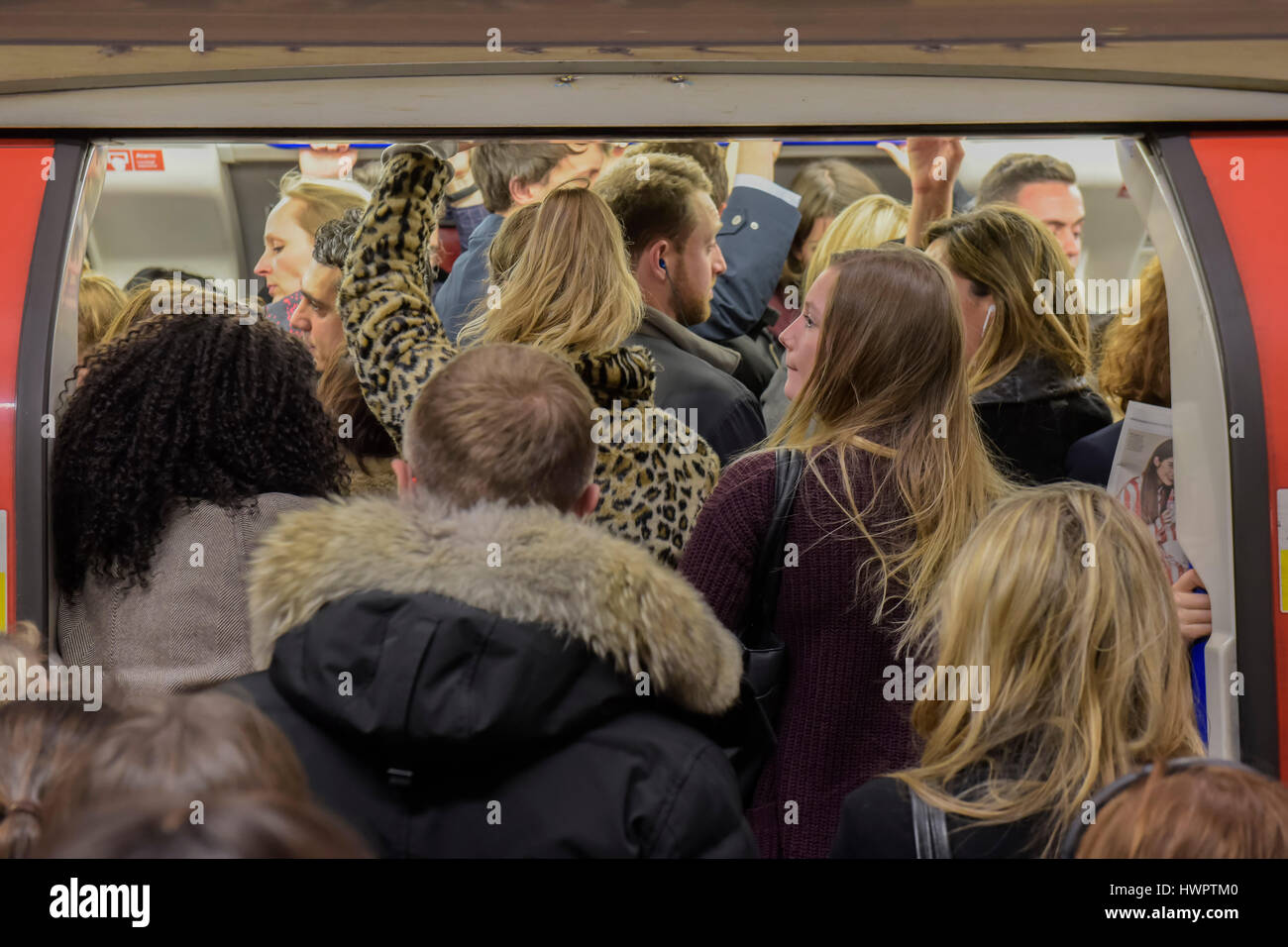 Train station overcrowded london tube hi-res stock photography and ...