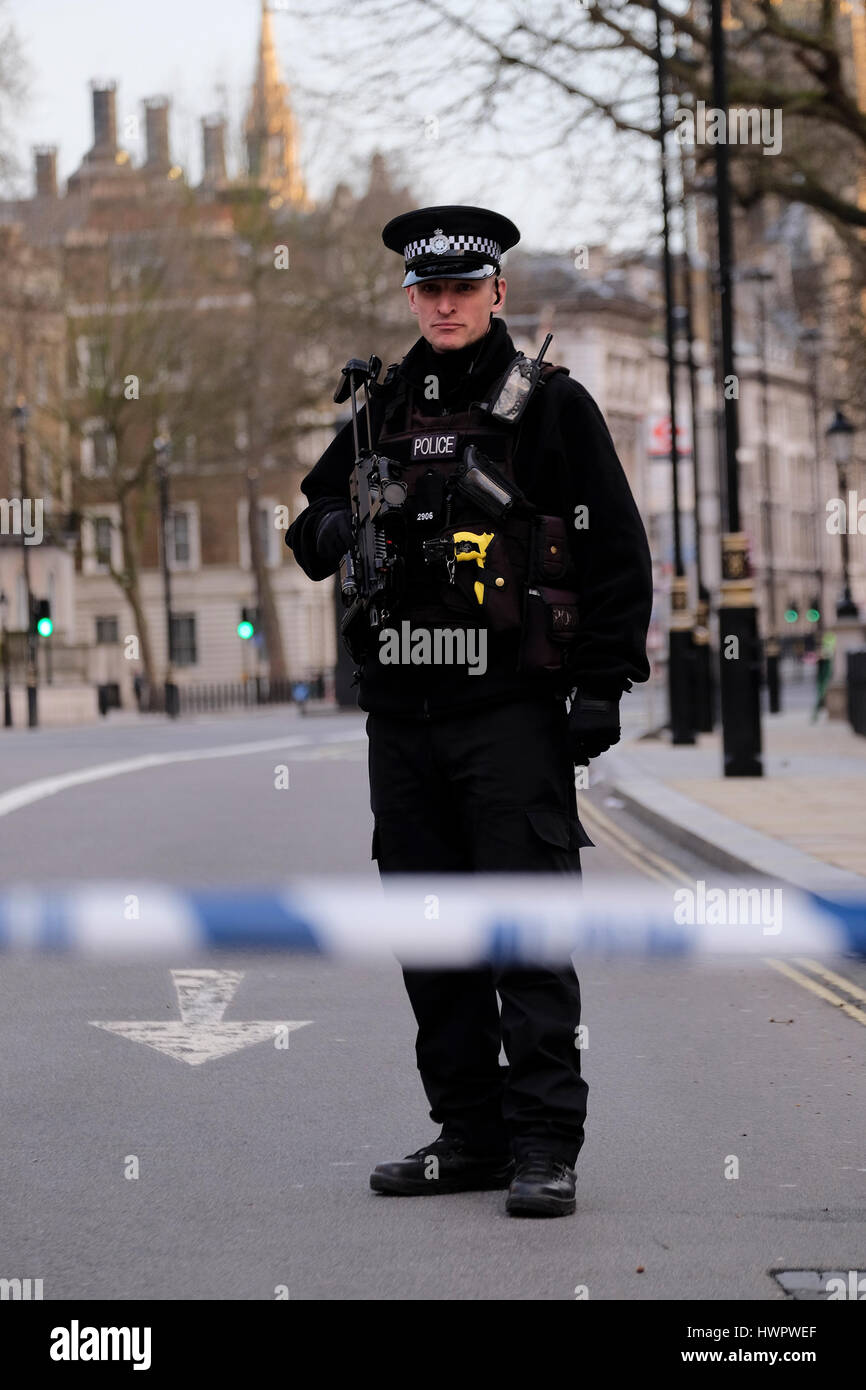 Armed Police Officer London Stock Photos & Armed Police Officer London ...