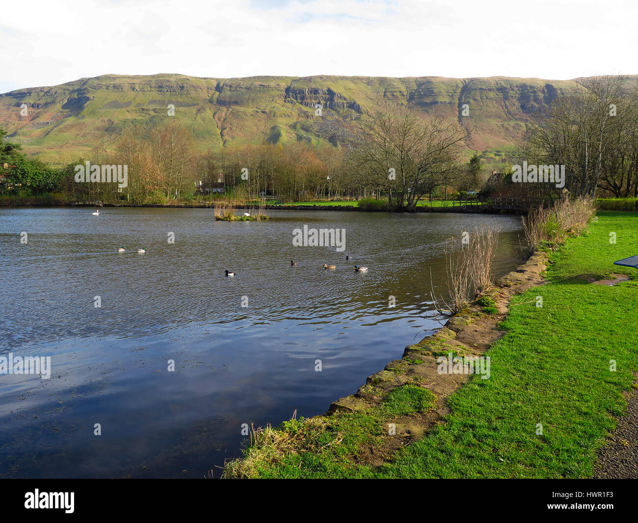 Lennoxtown, East Dunbartonshire, UK. 4th Apr, 2017. UK Weather. Bright ...