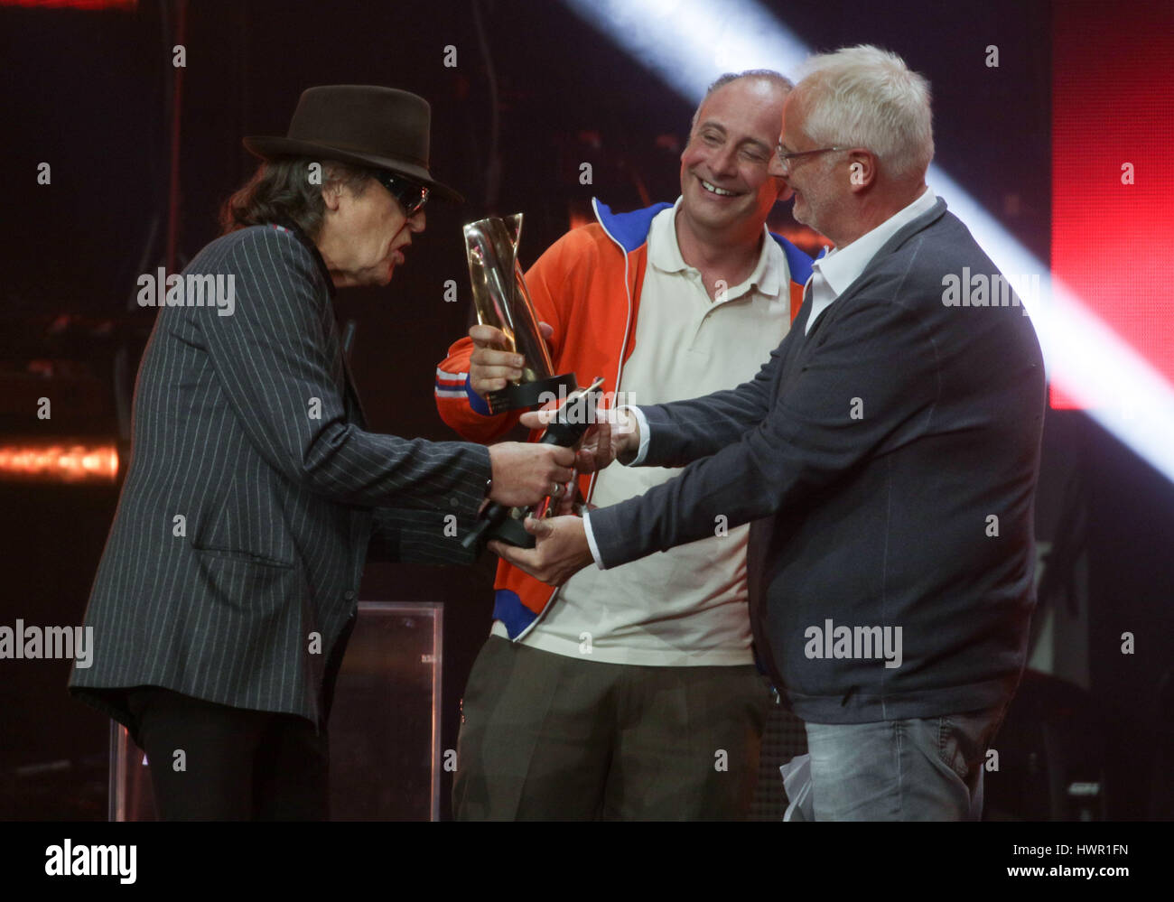Franfurt, Germany. 3rd Apr, 2017. Comedian Alfons (M) hands the LEA ...