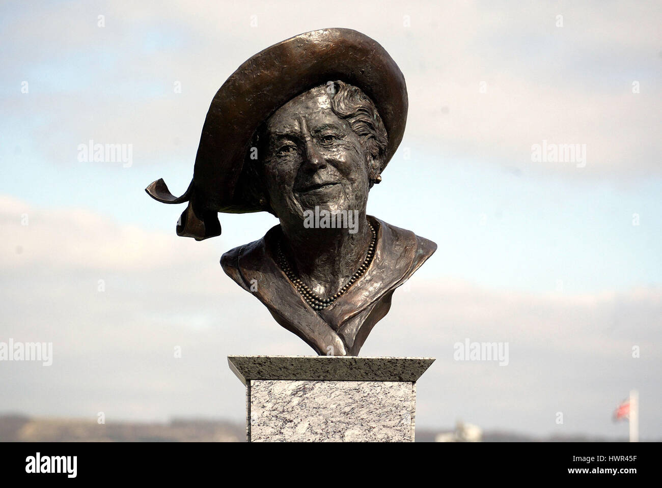 QUEEN MOTHER MEMORIAL STATUE CHELTENHAM RACECOURSE CHELTENHAM ...