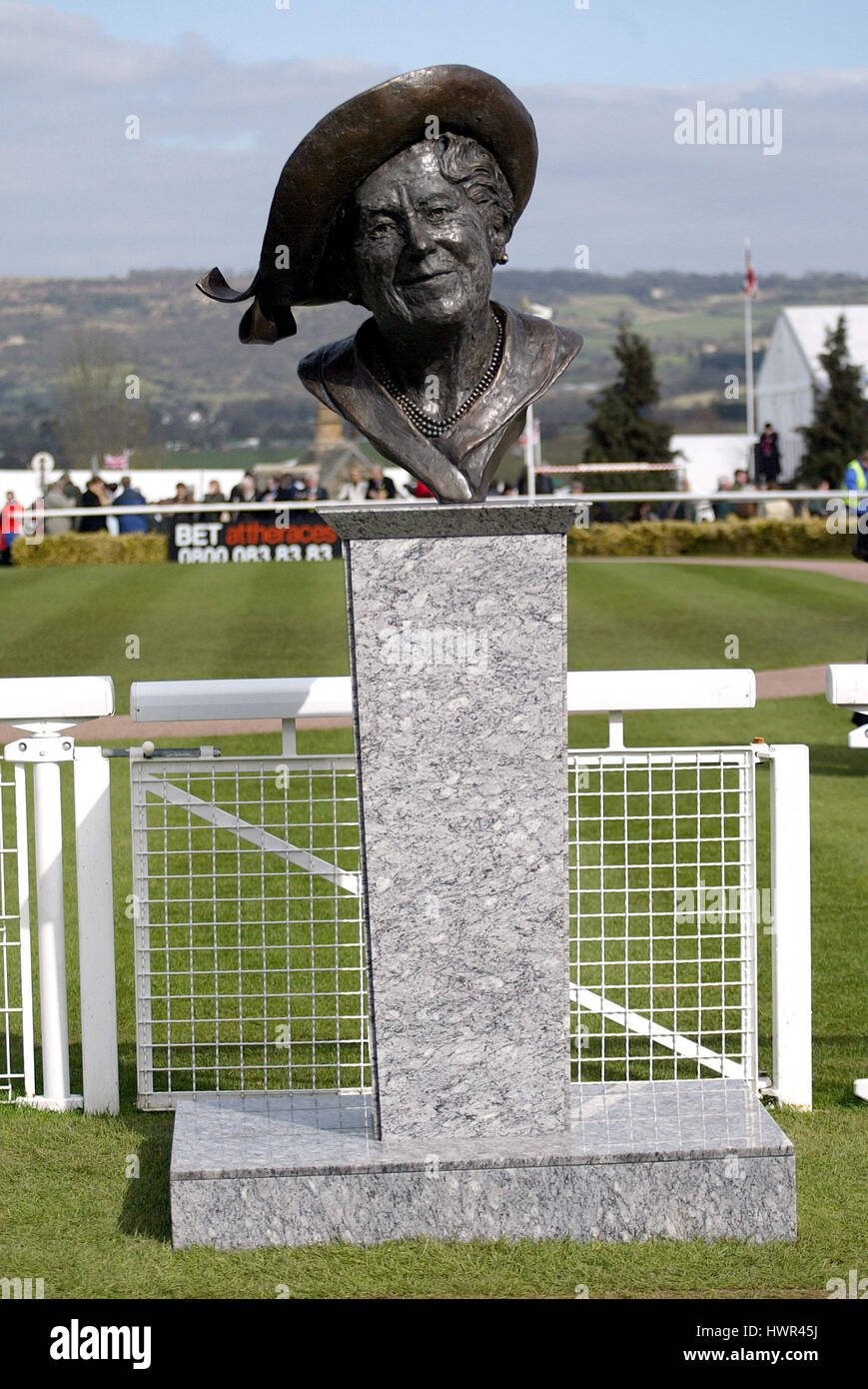 QUEEN MOTHER MEMORIAL STATUE CHELTENHAM RACECOURSE CHELTENHAM ...