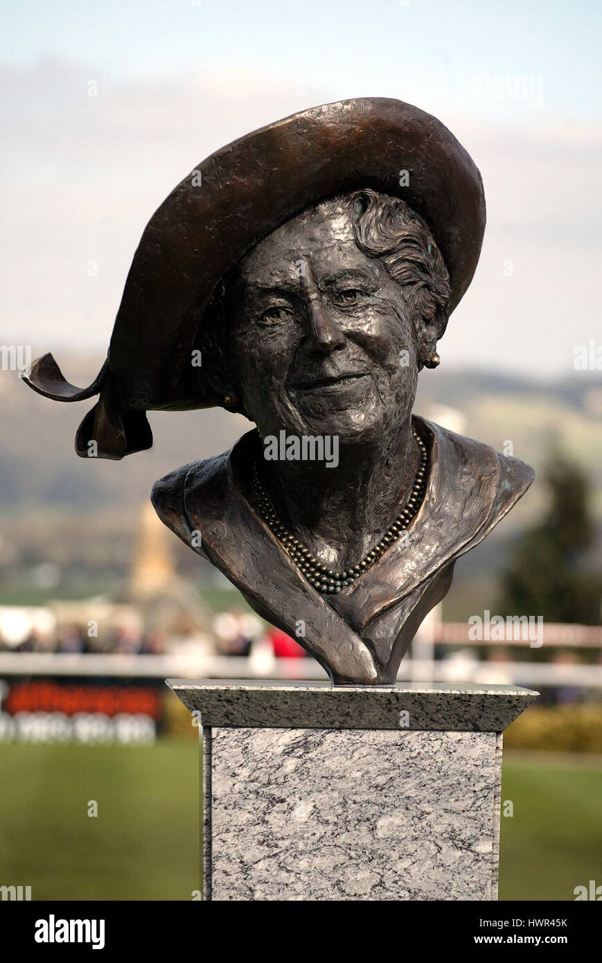 QUEEN MOTHER MEMORIAL STATUE CHELTENHAM RACECOURSE CHELTENHAM ...