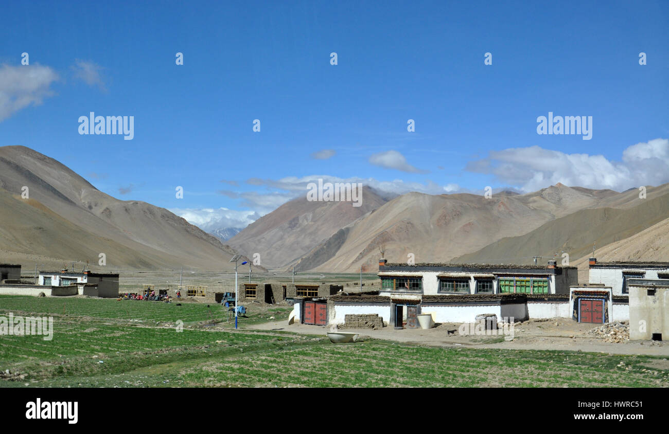 Traditional tibetan house in a small tibetan village in himalaya ...