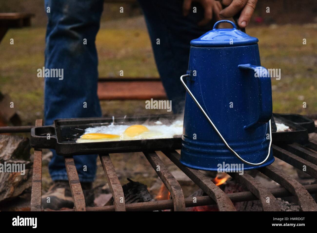 Campfire cooking hi-res stock photography and images - Alamy