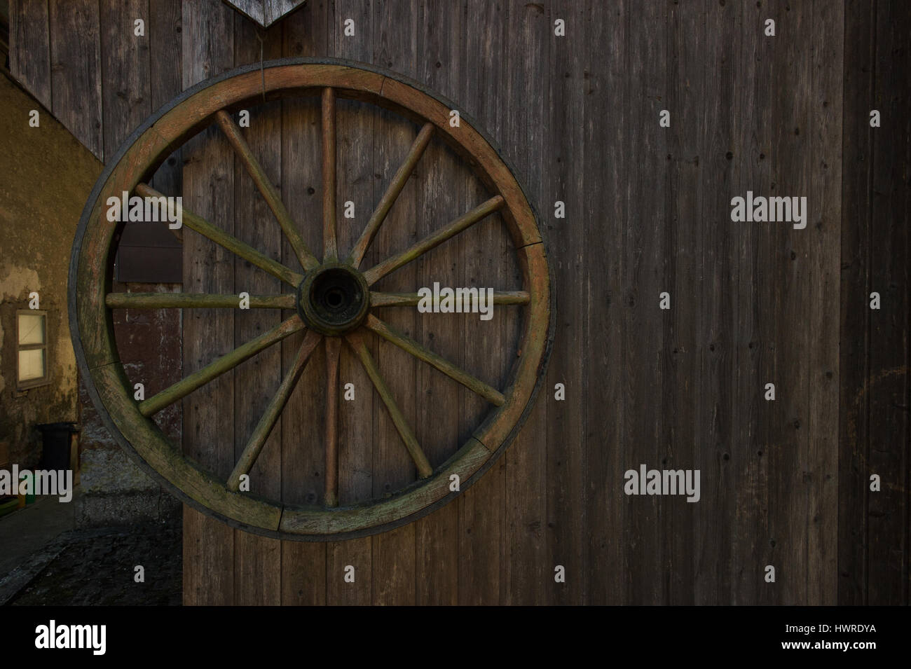 Antique western wagon wheel hi-res stock photography and images - Alamy
