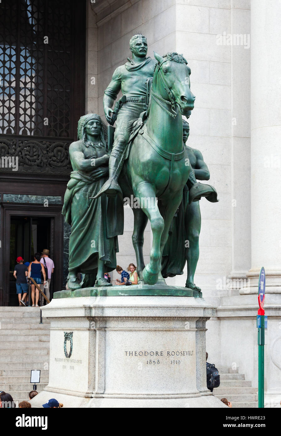 New York City, Usa - July 07, 2015: Statue at the entrance of American ...