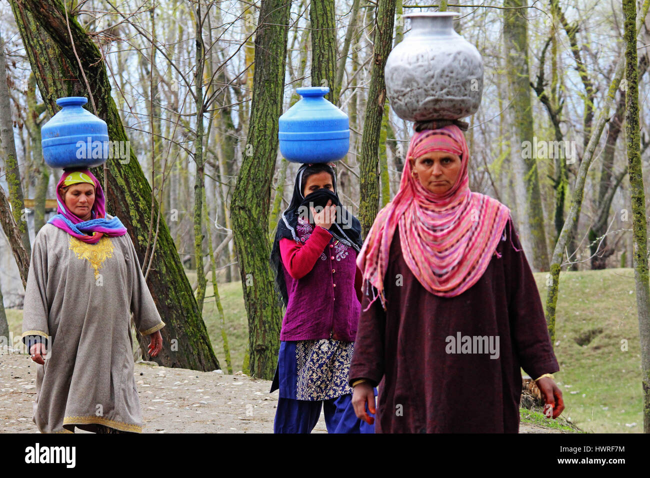 Indian women fetch water hi-res stock photography and images - Alamy