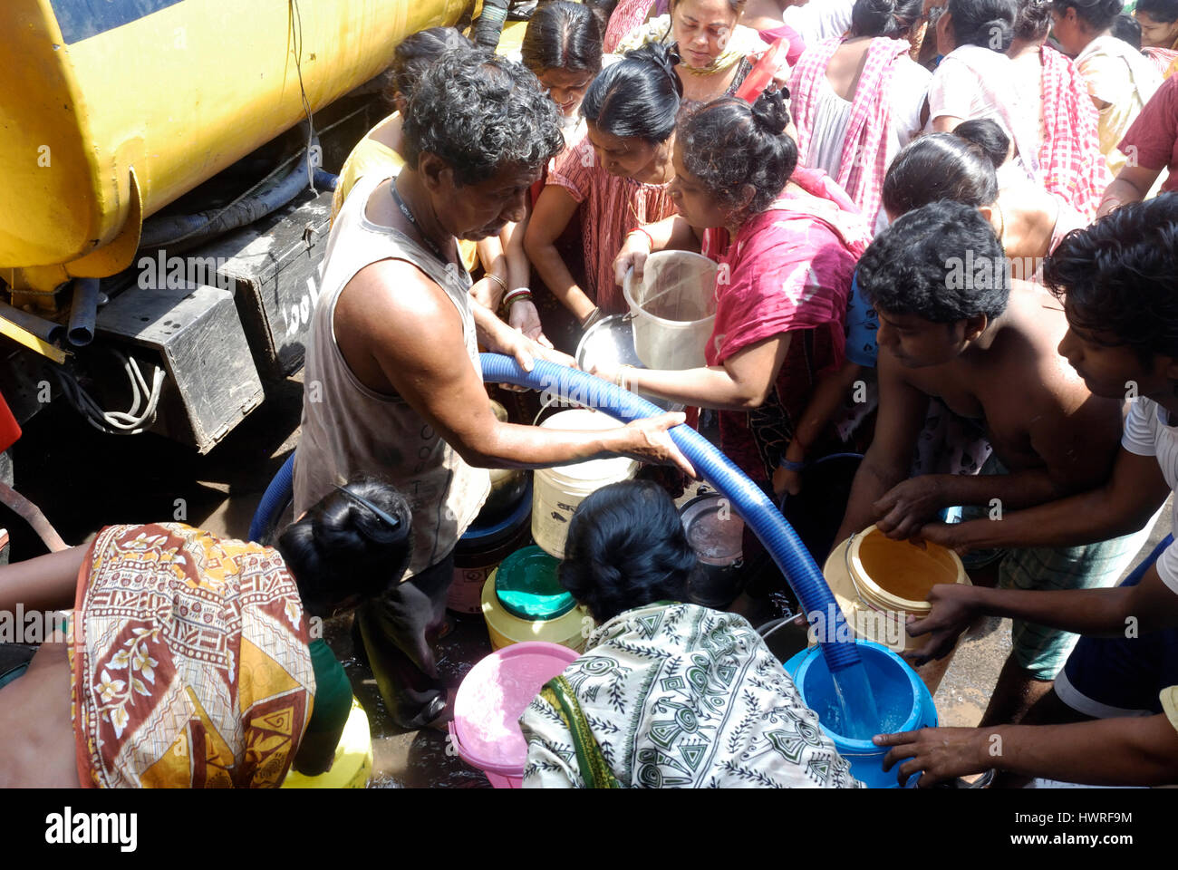 Kolkata, India. 22nd Mar, 2017. People busy to collect drinking water ...