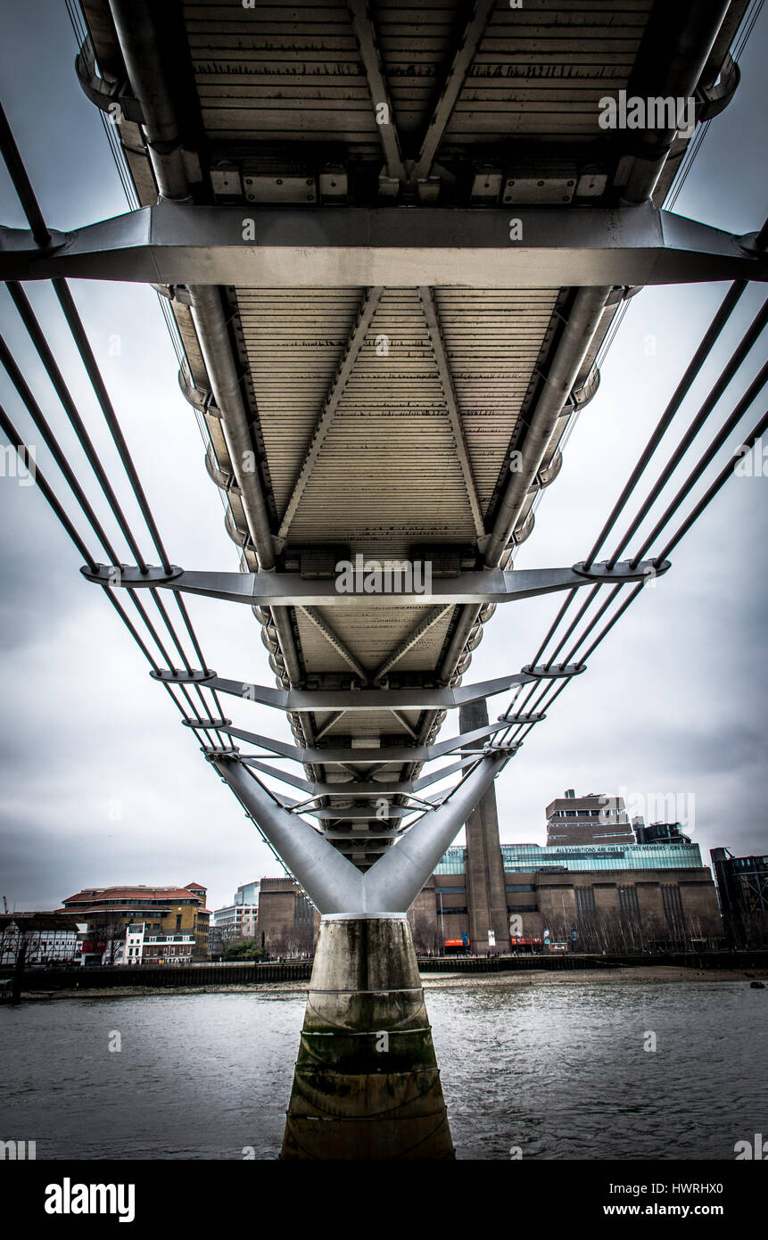 Millennium bridge tate modern night hi-res stock photography and images ...
