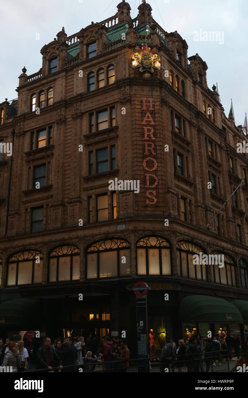 Harrods london exterior hi-res stock photography and images - Alamy