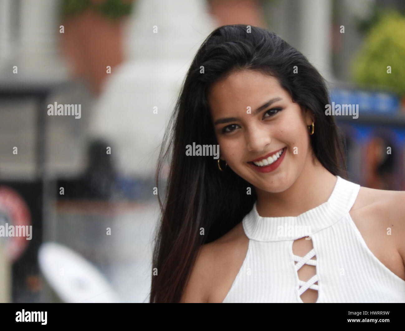 Smiling beautiful teen girl hi-res stock photography and images - Alamy
