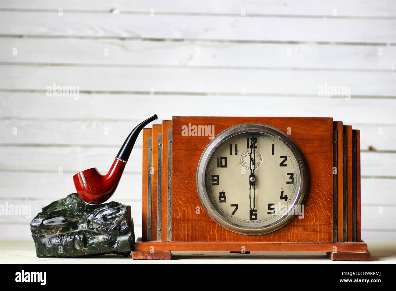 old clock and smoking pipe Stock Photo - Alamy