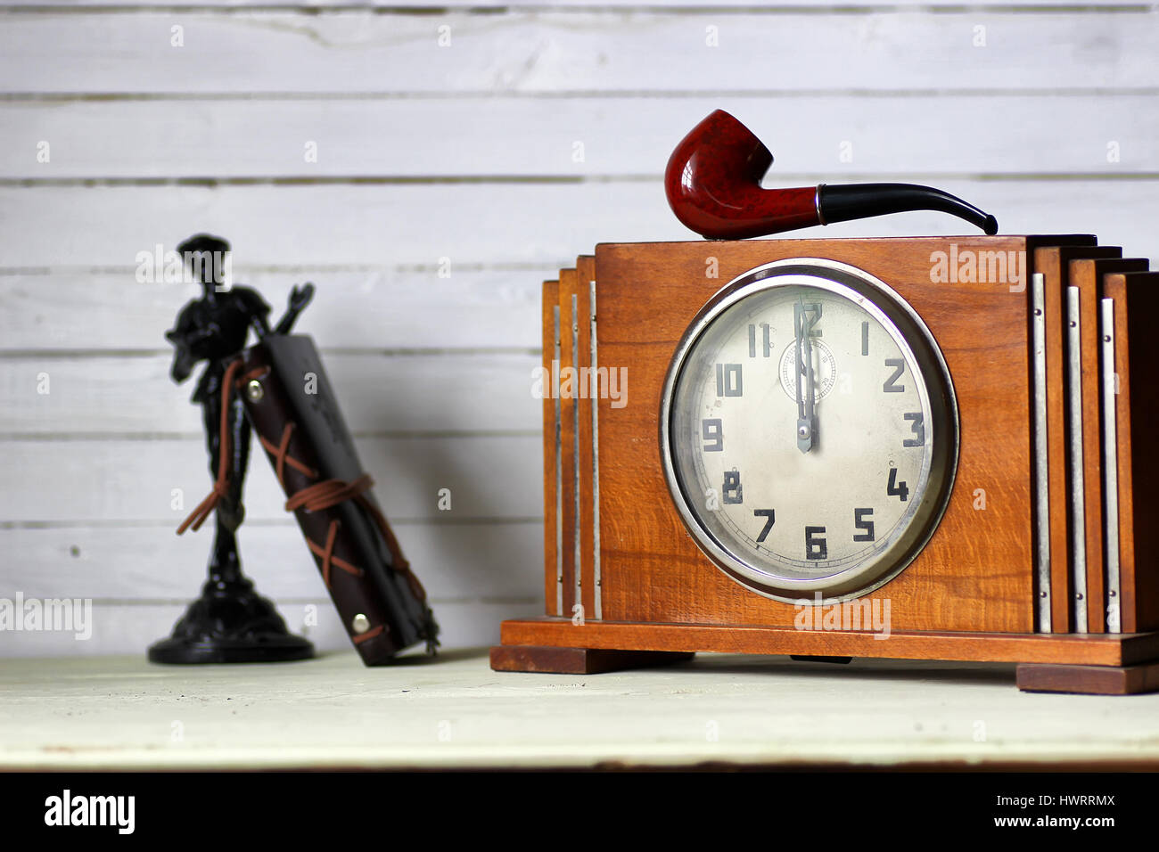 old clock and smoking pipe Stock Photo - Alamy