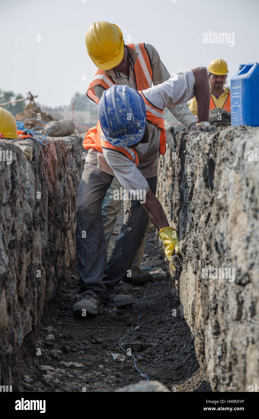 Navi Mumbai, India- 21st January, 2017. Construction laborer working at a site Stock Photo - Alamy