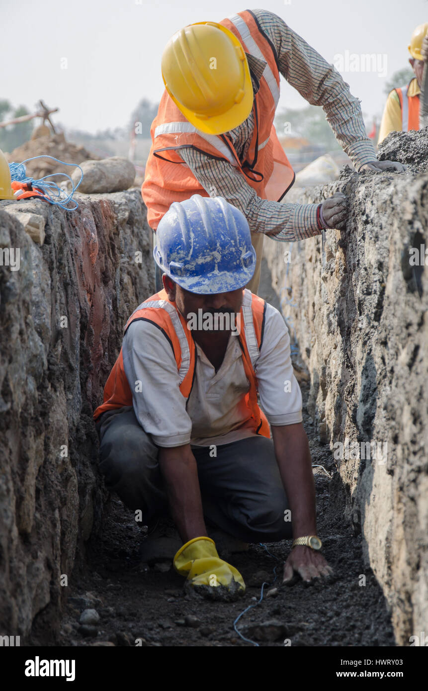 Indian construction worker hi-res stock photography and images - Alamy
