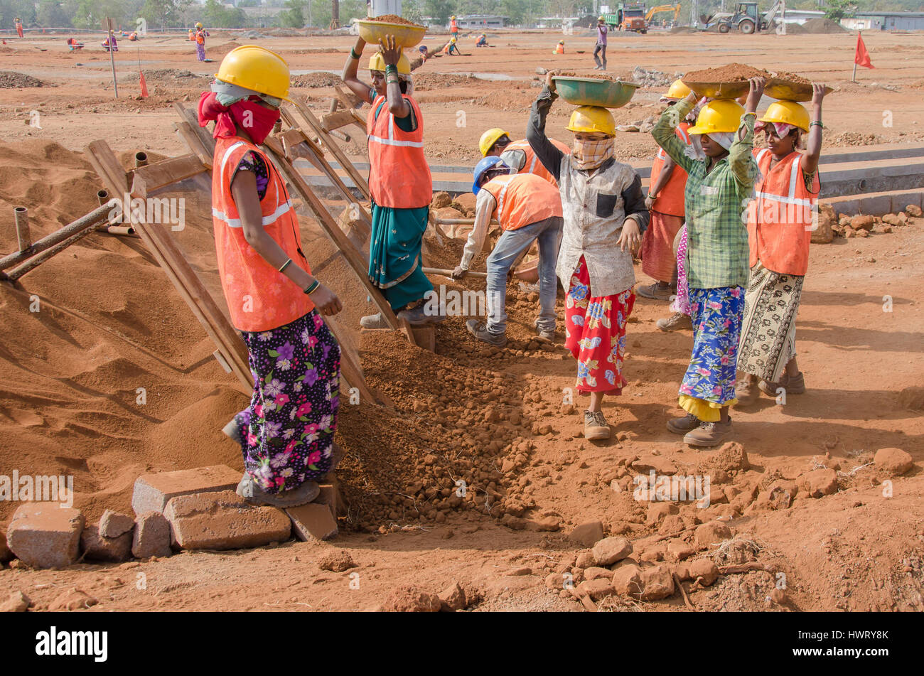 Navi Mumbai, India- 21st January, 2017. Construction laborer working at a site Stock Photo - Alamy