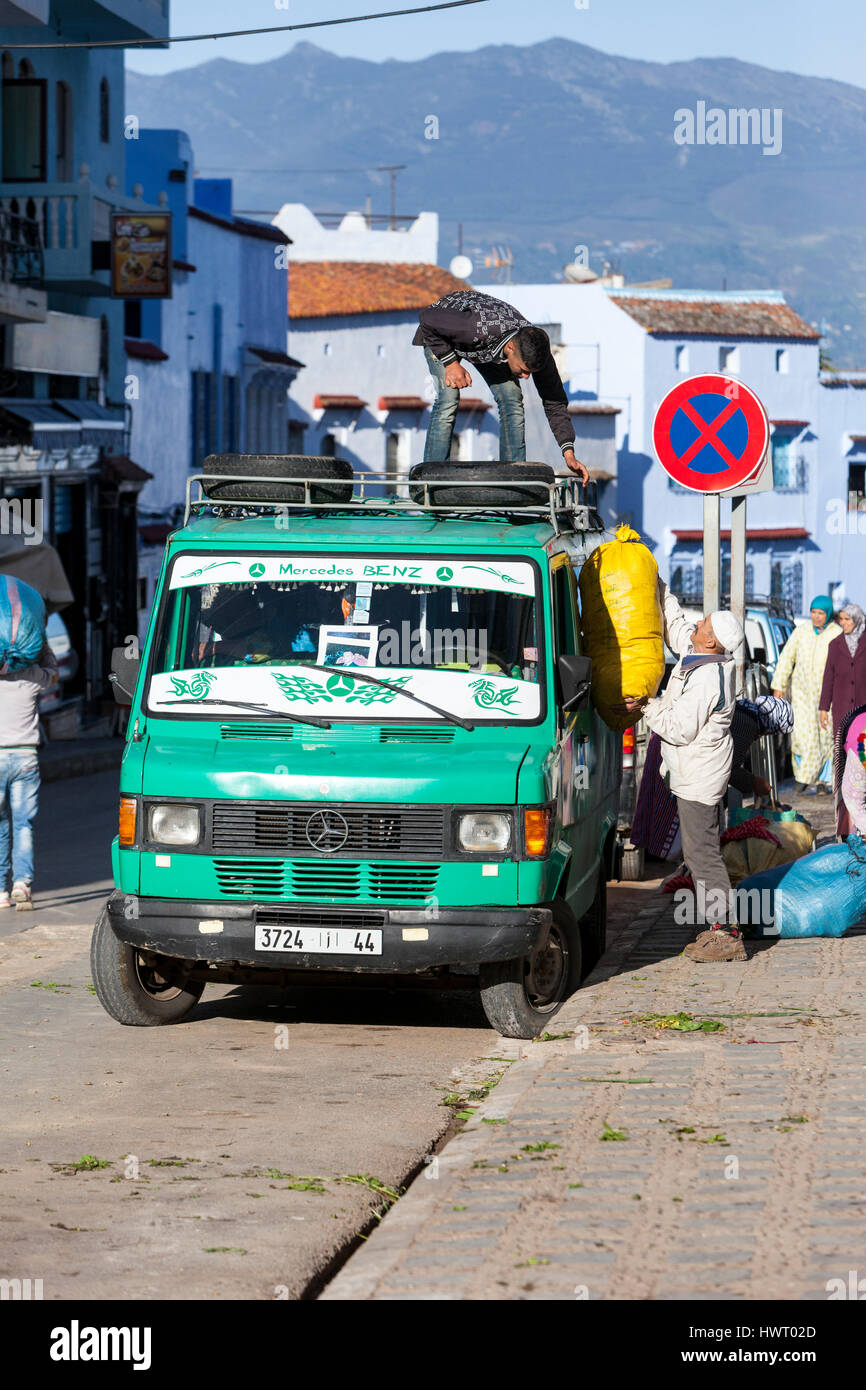 Bus loading hi-res stock photography and images - Alamy