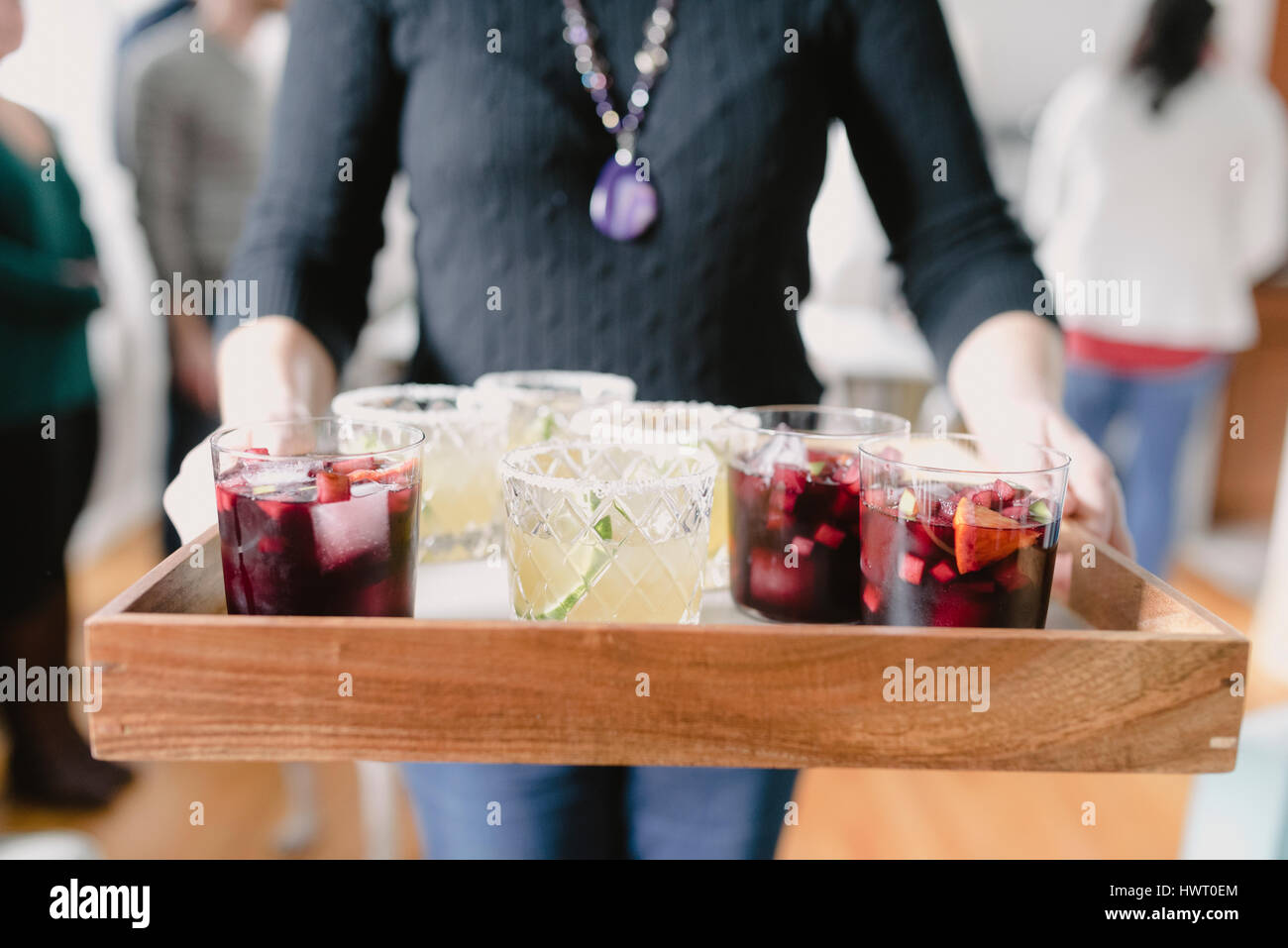 Holding drinks tray hi-res stock photography and images - Alamy