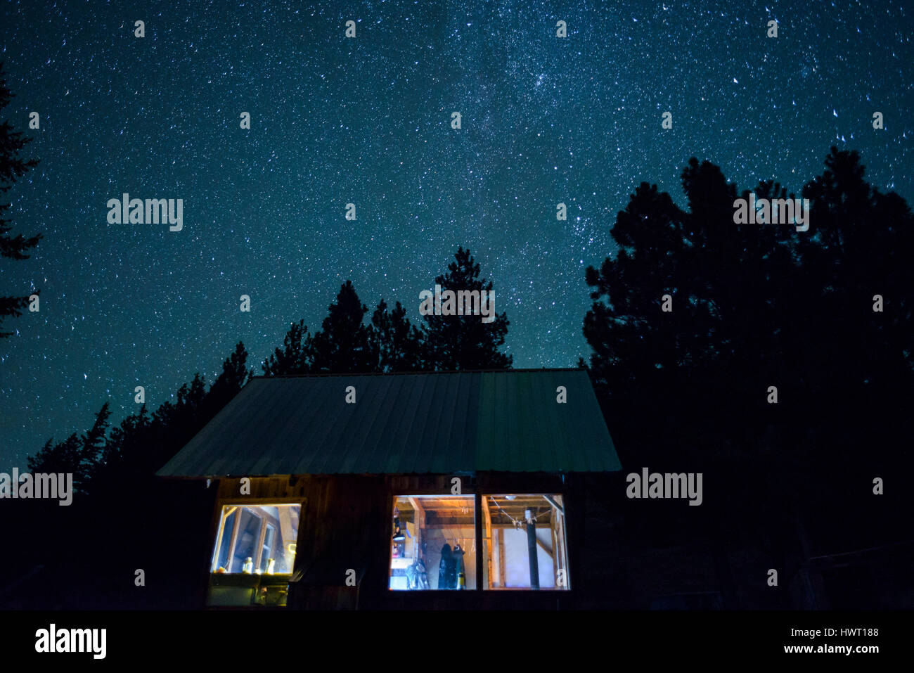 Cabin night sky hi-res stock photography and images - Alamy