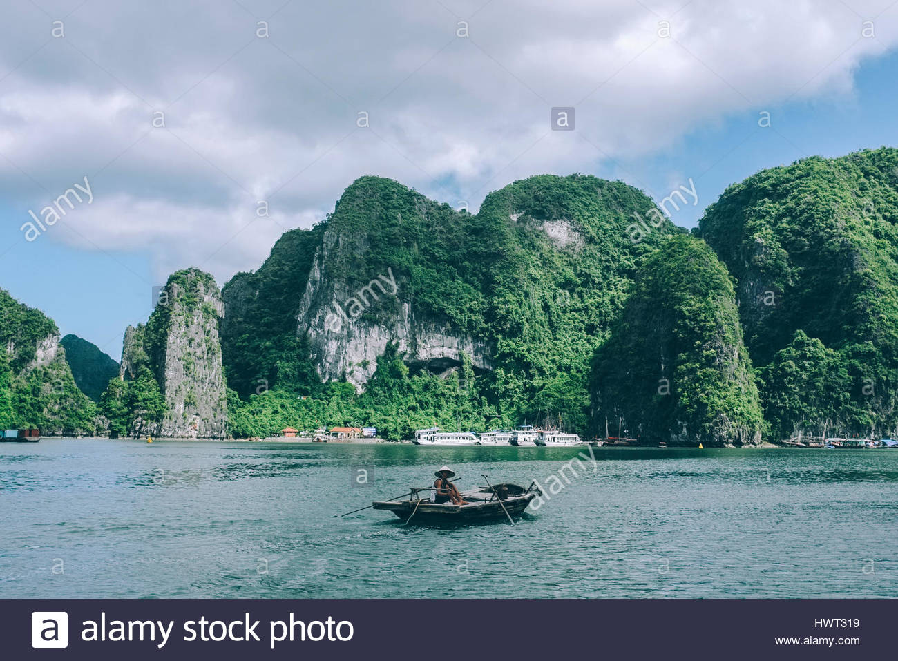 Conical Boats Stock Photos & Conical Boats Stock Images - Alamy
