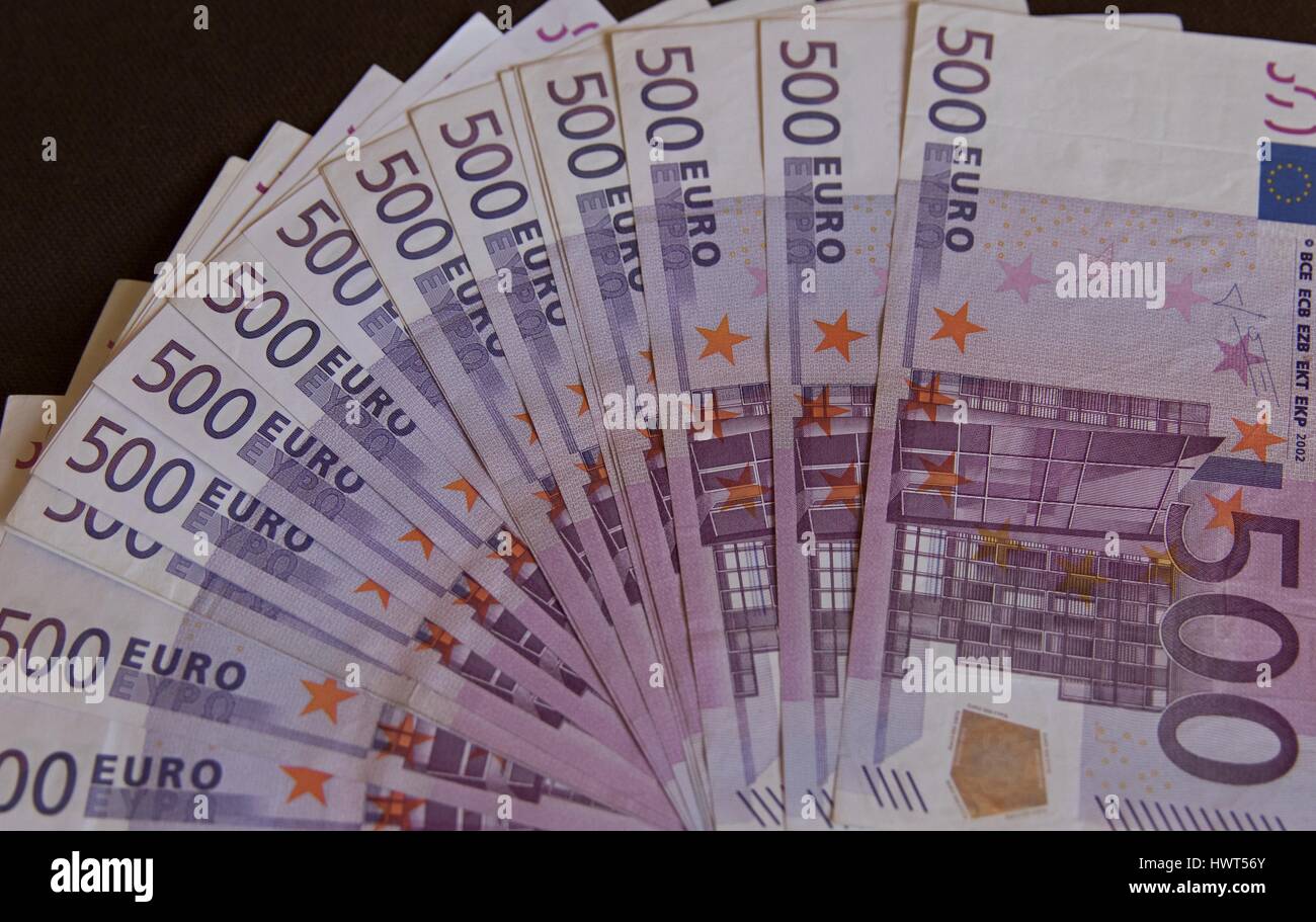 Pile of euros 100 notes hi-res stock photography and images - Alamy