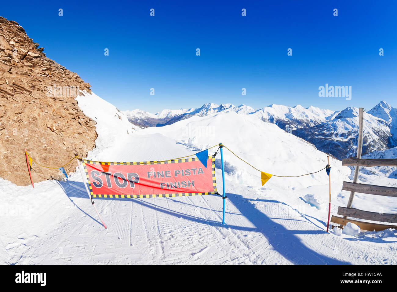 Piste closed sign hi-res stock photography and images - Alamy