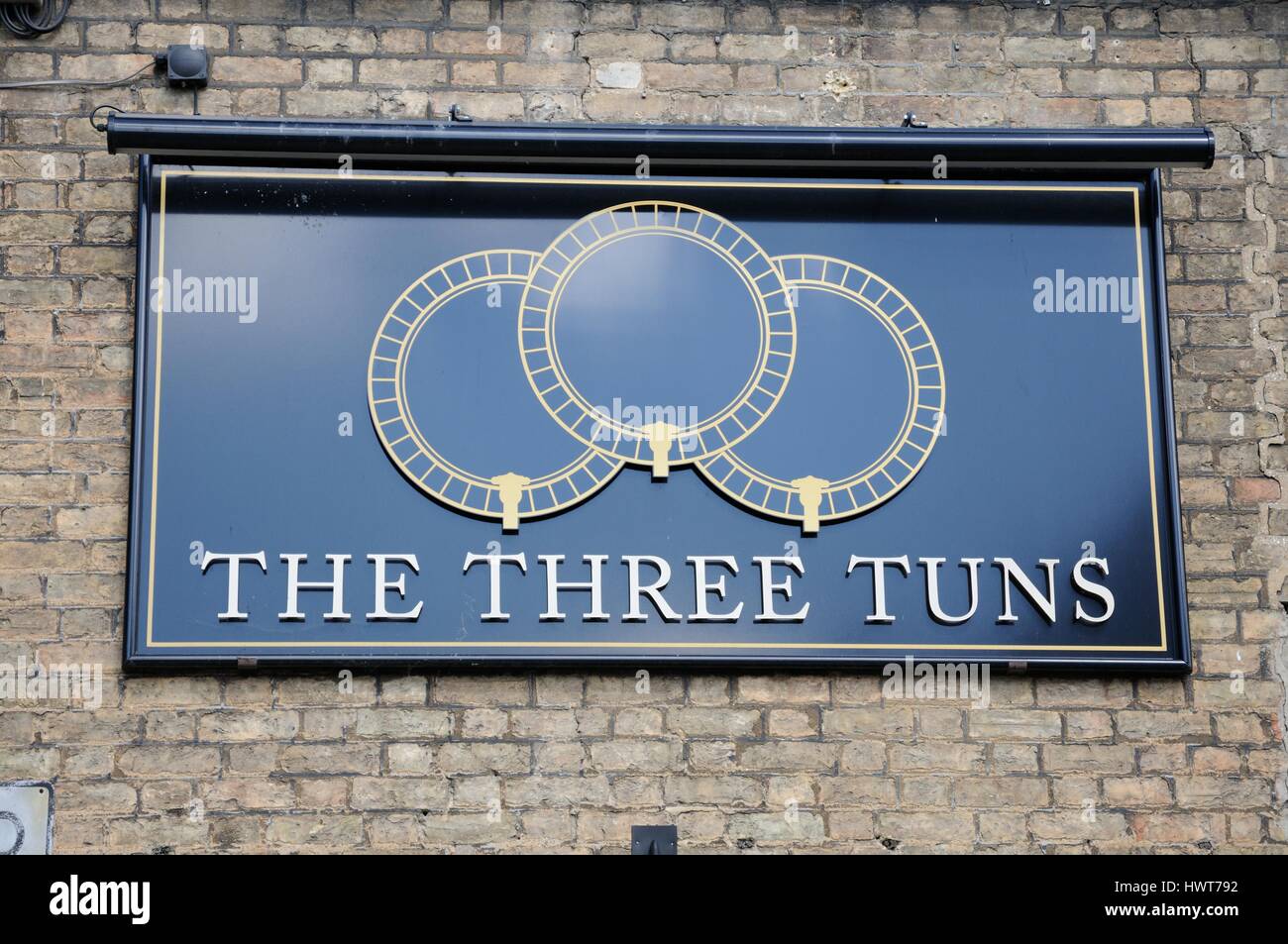 Three tuns sign hi-res stock photography and images - Alamy