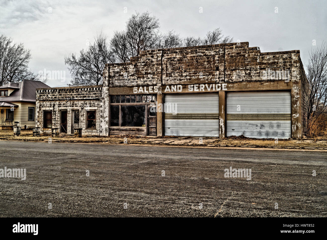 abandoned building in small town america Stock Photo - Alamy