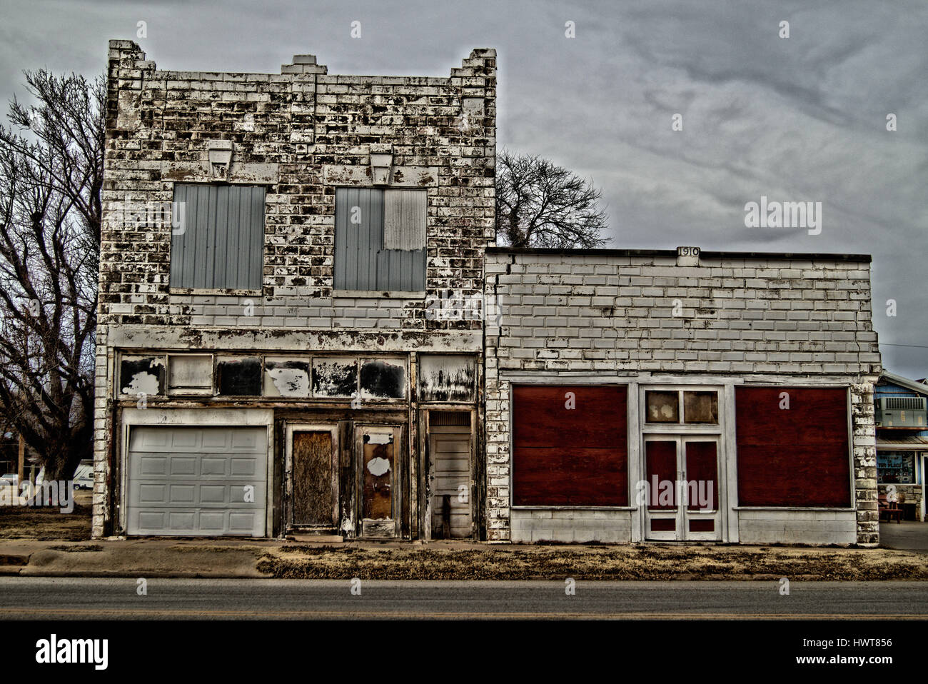 abandoned building in small town america Stock Photo - Alamy