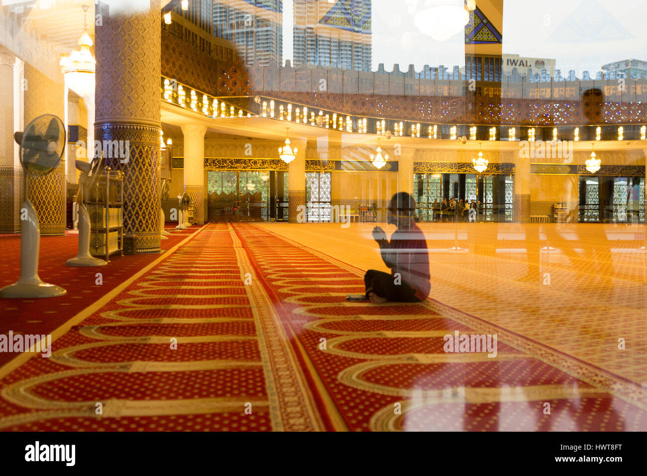 Mosque worshipper prayer muslim hi-res stock photography and images - Alamy