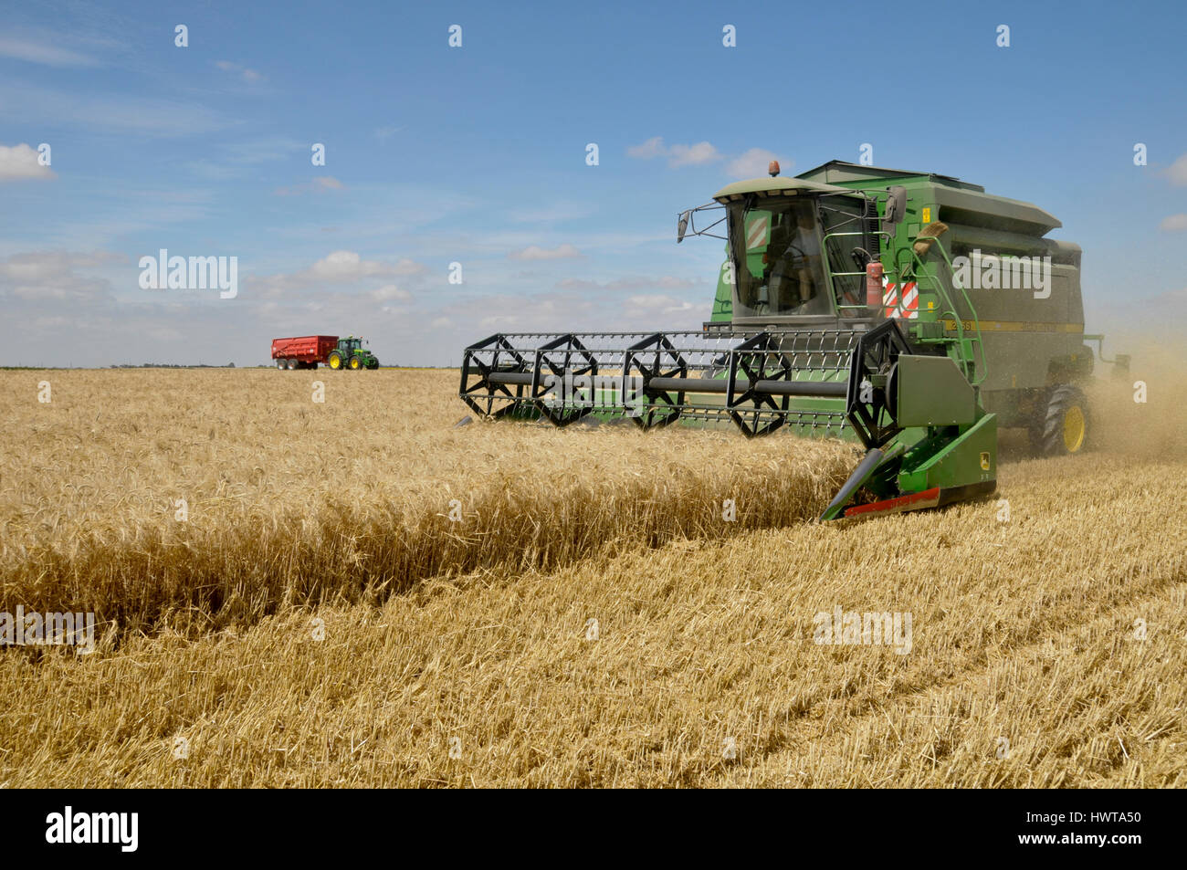 John deere combine harvest hi-res stock photography and images - Alamy