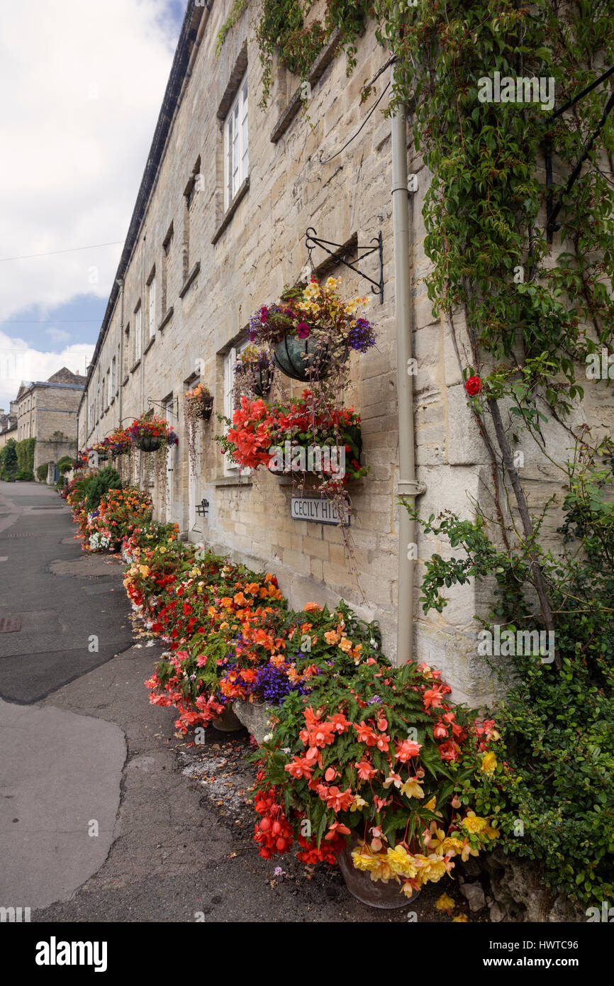 Cottages with hanging basket hi-res stock photography and images - Alamy
