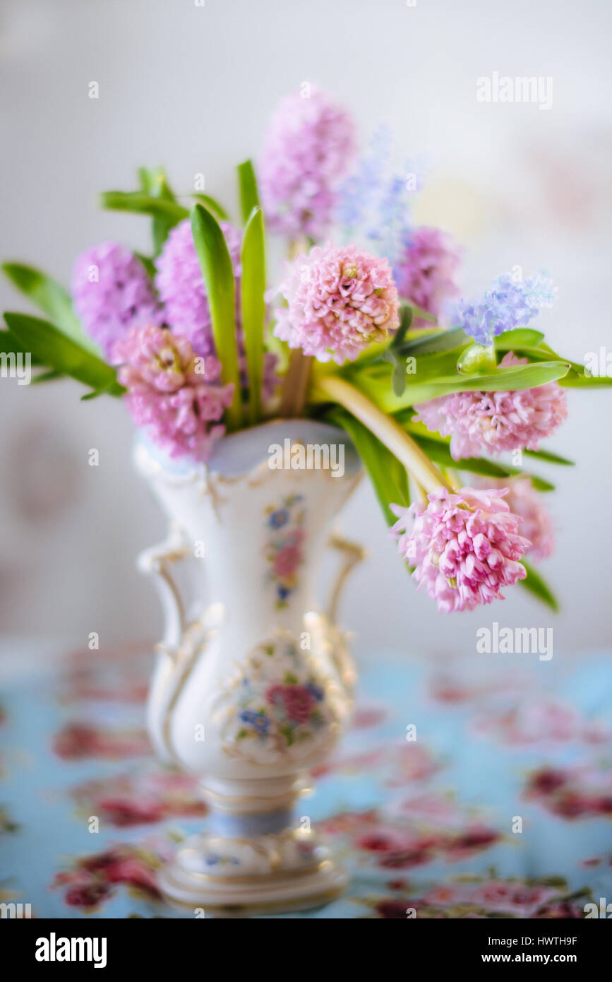 Flowers in vase hi-res stock photography and images - Alamy