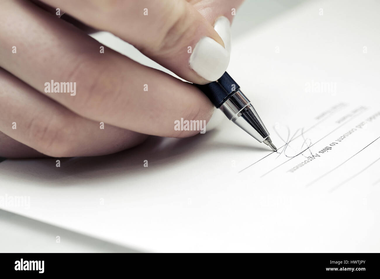 Business woman signing contract Stock Photo - Alamy