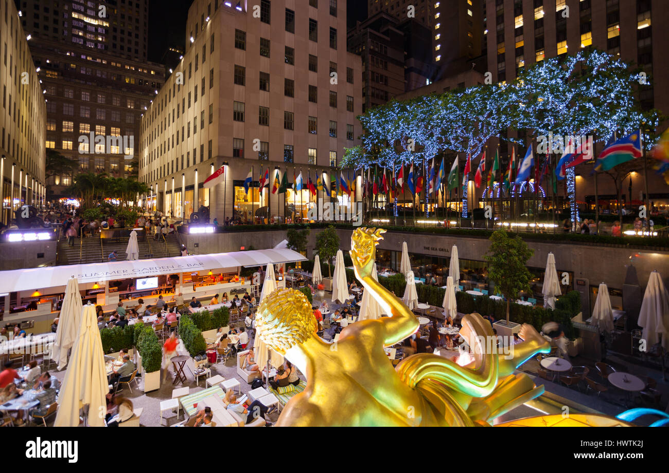 New York City, Usa - July 12, 2015: Lower Plaza at the Rockefeller ...