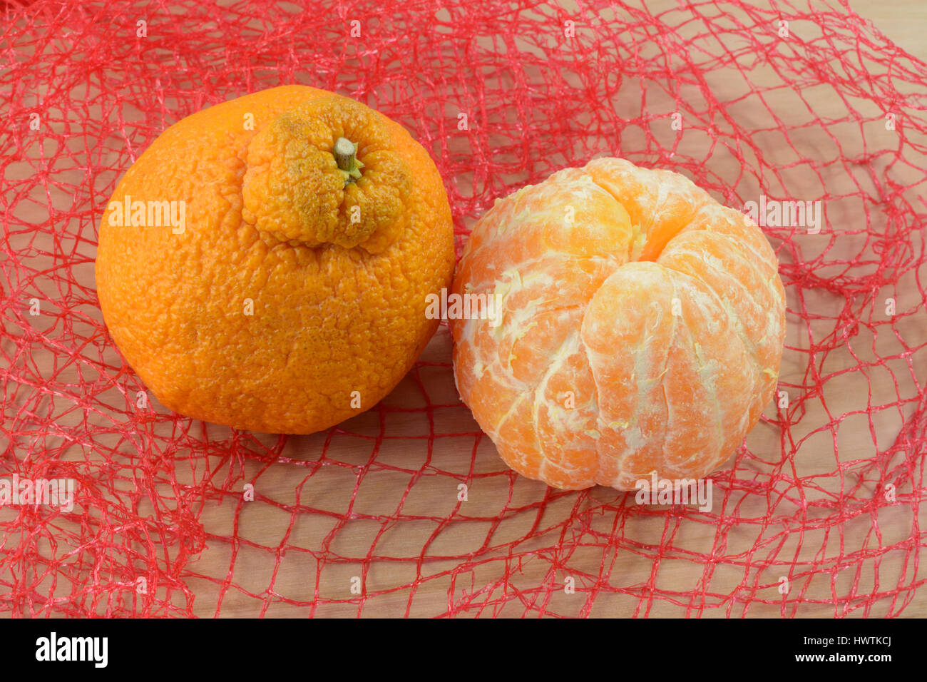 Sweet seedless peeled and unpeeled Dekopon mandarin oranges Stock Photo ...