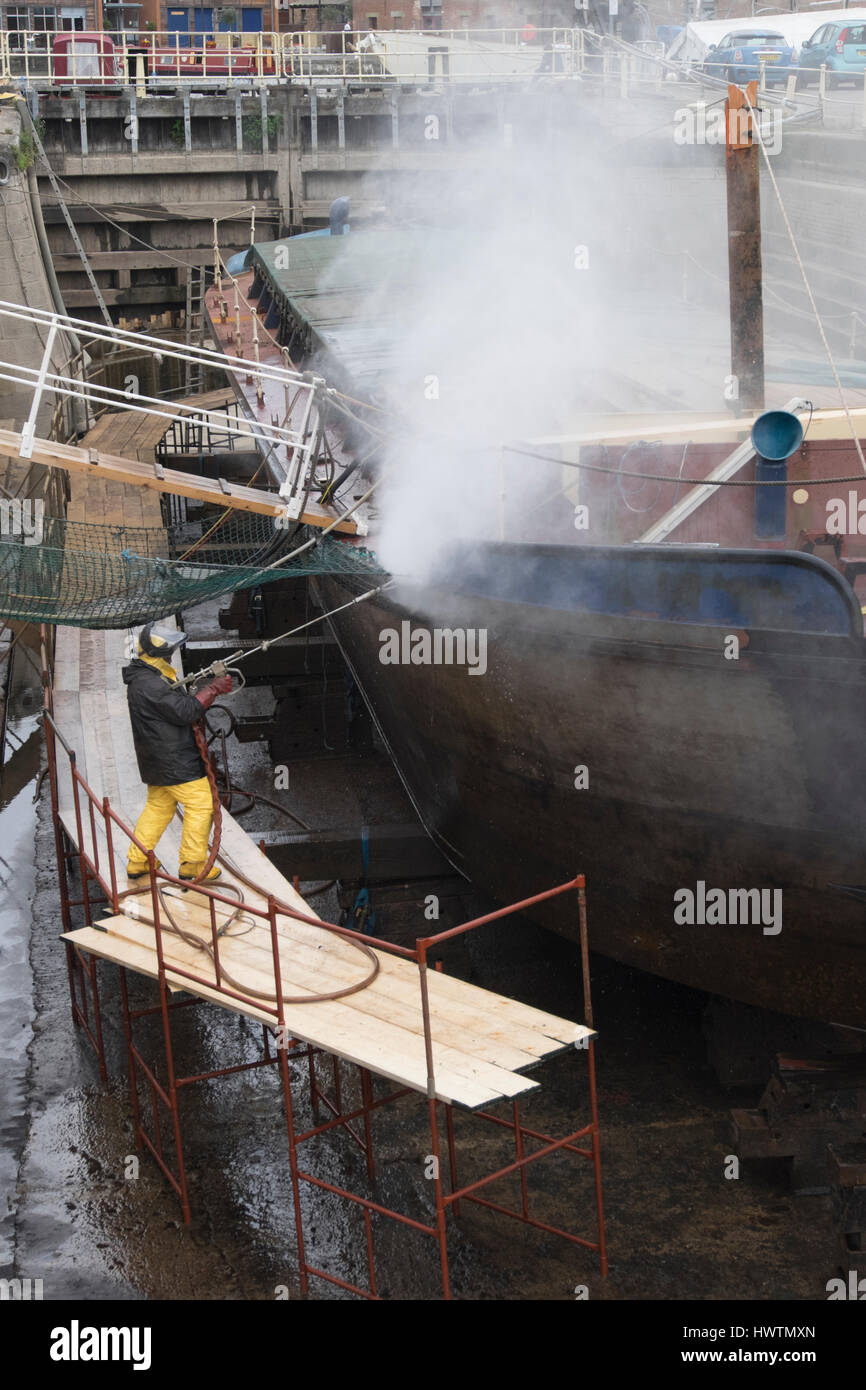 Barge drydock hi-res stock photography and images - Alamy