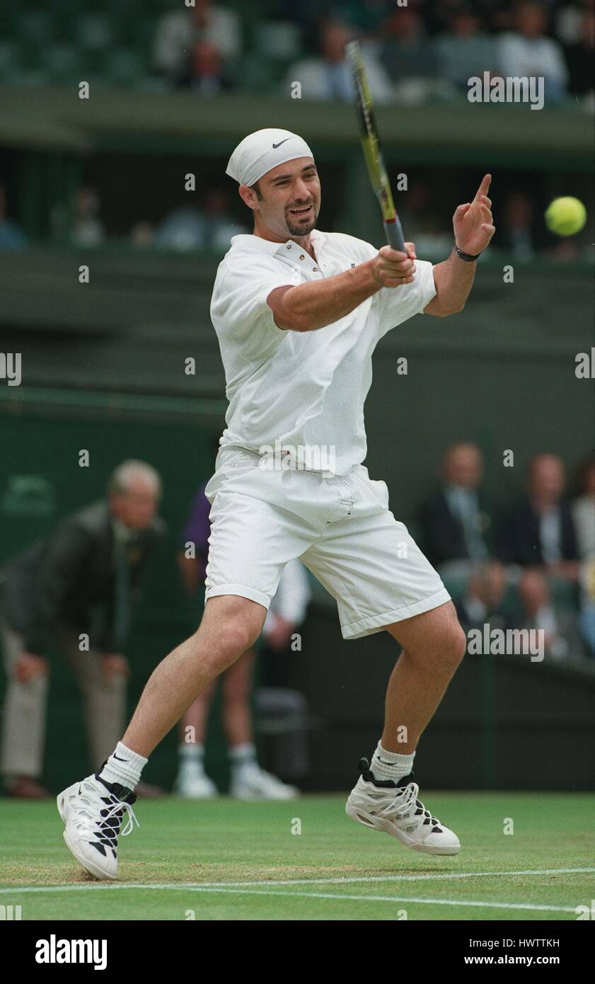 ANDRE AGASSI WIMBLEDON 10 July 1995 Stock Photo - Alamy