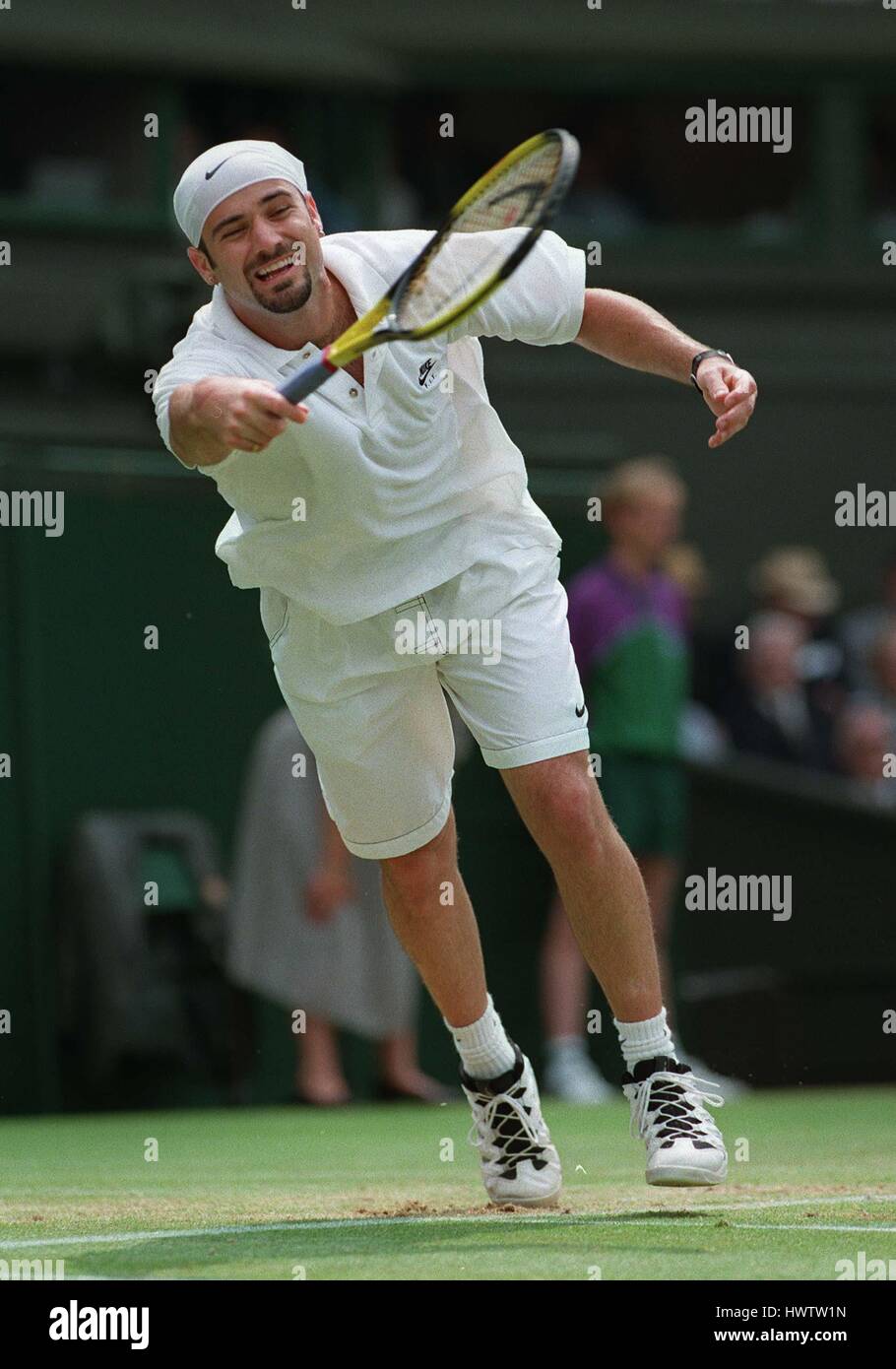 ANDRE AGASSI WIMBLEDON 05 July 1995 Stock Photo - Alamy