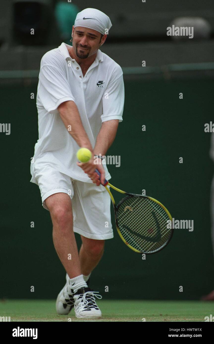 ANDRE AGASSI WIMBLEDON 05 July 1995 Stock Photo - Alamy