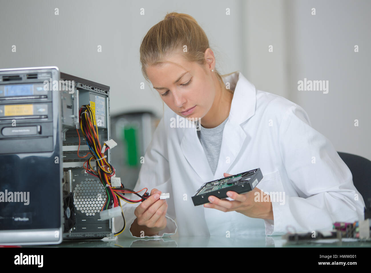 woman technician fixing a computer Stock Photo - Alamy
