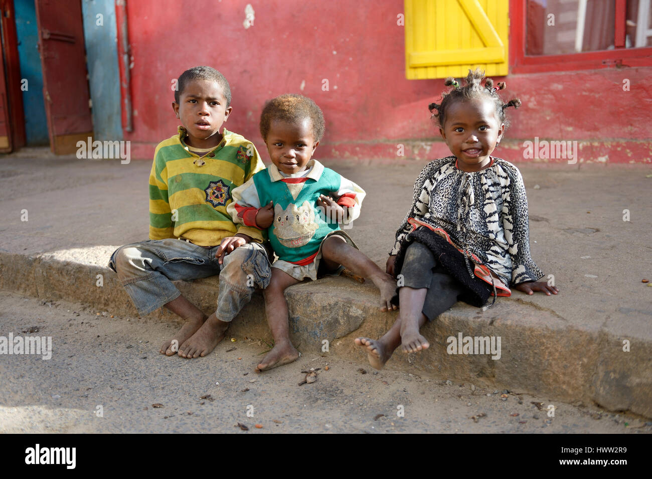 Madagaskar, Fianarantsoa, Homeless children sitting on pavement Stock ...