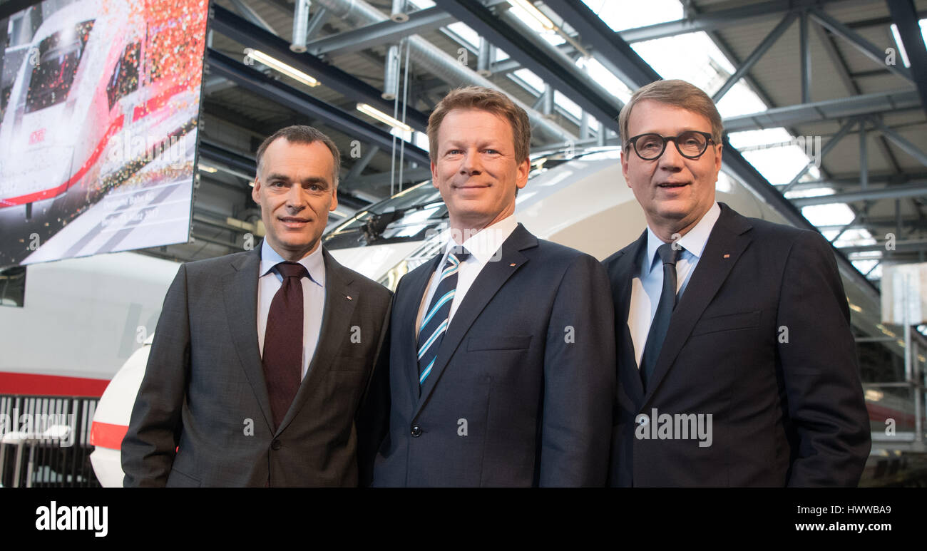 The new head of the German Railway Richard Lutz (M) and his colleagues ...