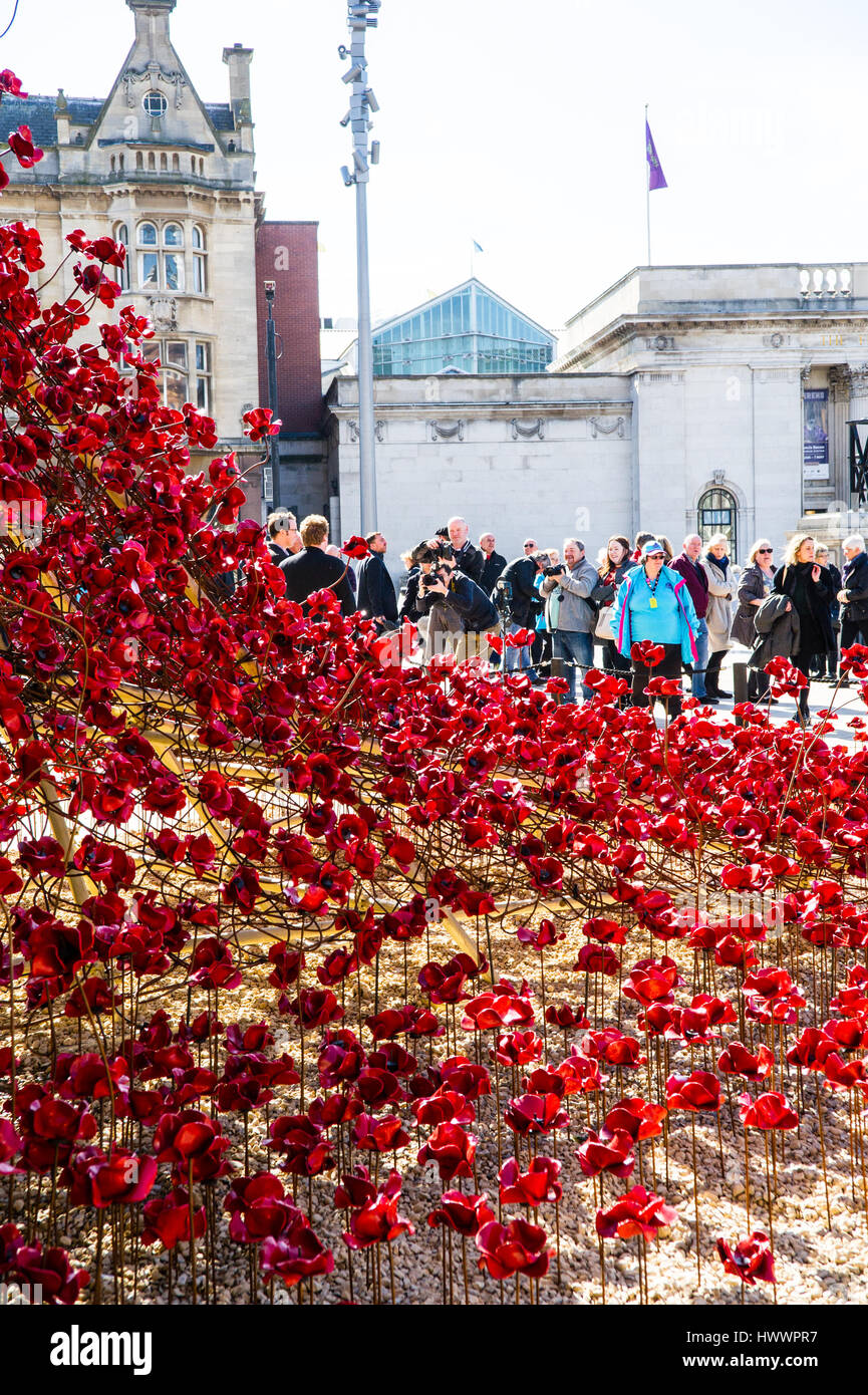 artist Paul Cummins & designer Tom Piper Unveiled the Ceramic poppies ...