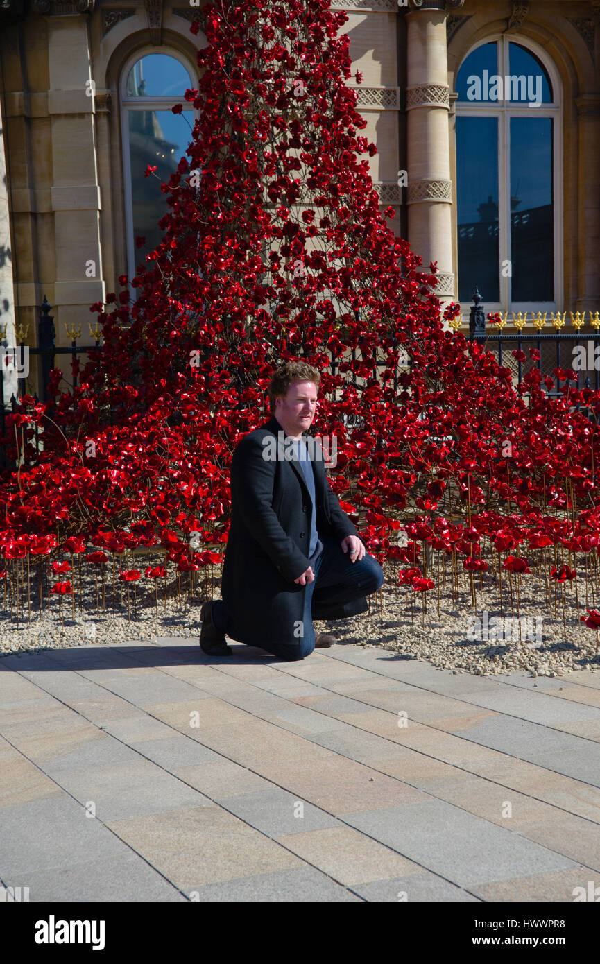 artist Paul Cummins & designer Tom Piper Unveiled the Ceramic poppies ...