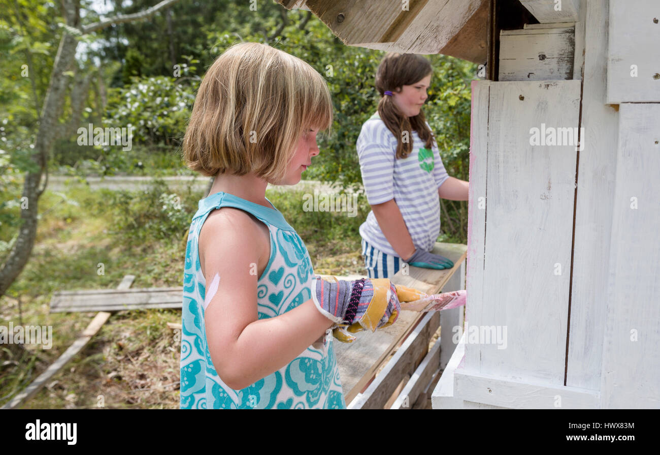 Children playing outside a house hi-res stock photography and images ...