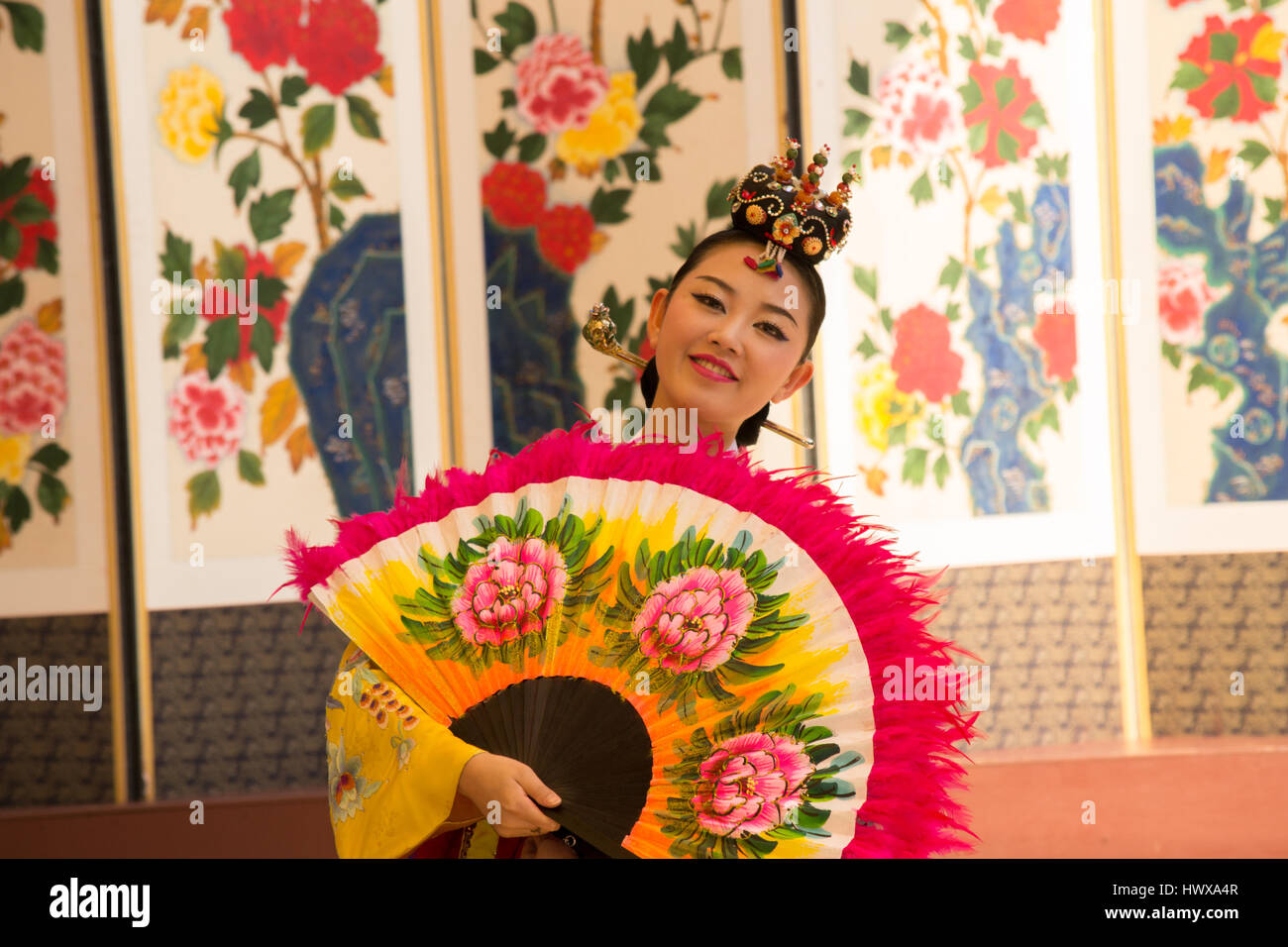 Korean traditional fan hi-res stock photography and images - Alamy